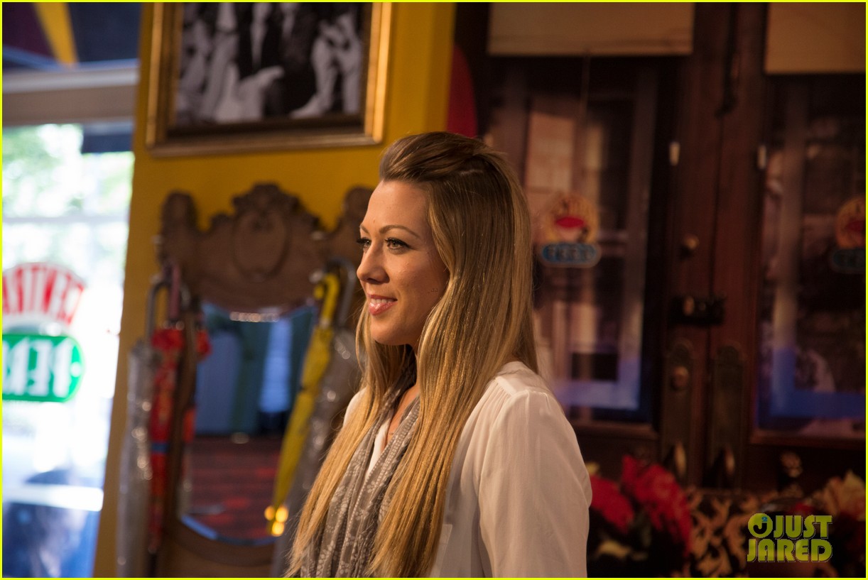 Colbie Caillat Sings 'Smelly Cat' at 'Friends' Central Perk Shop: Photo ...