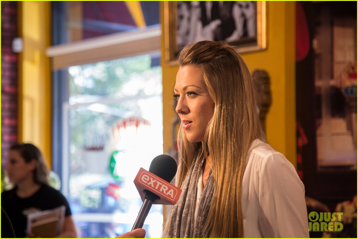Colbie Caillat Sings 'Smelly Cat' at 'Friends' Central Perk Shop: Photo ...