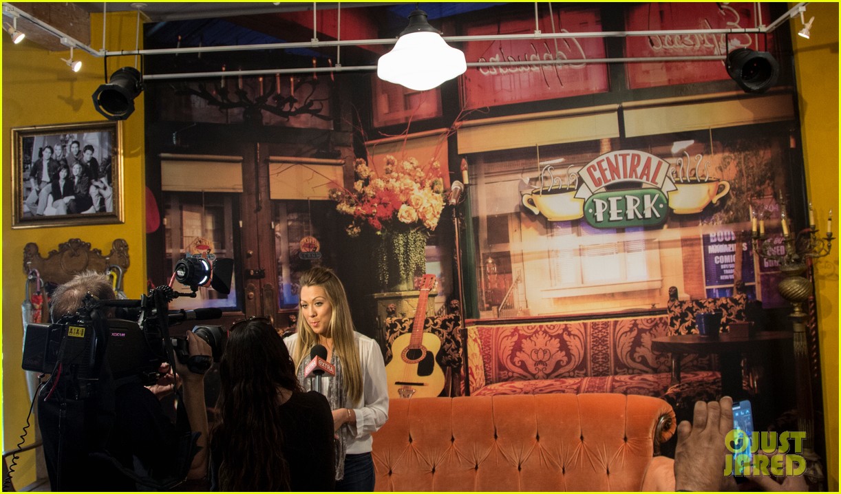 Colbie Caillat Sings 'Smelly Cat' at 'Friends' Central Perk Shop: Photo ...
