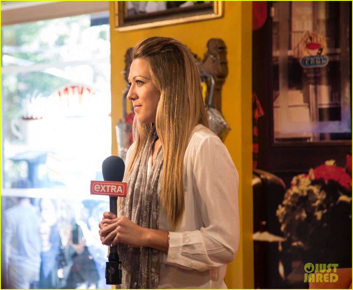 Colbie Caillat Sings 'Smelly Cat' at 'Friends' Central Perk Shop: Photo ...