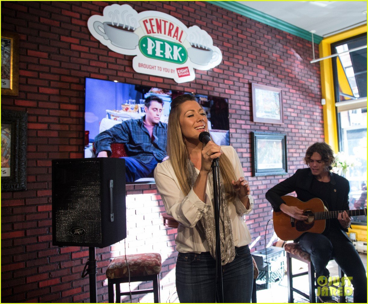 Colbie Caillat Sings 'Smelly Cat' at 'Friends' Central Perk Shop: Photo ...