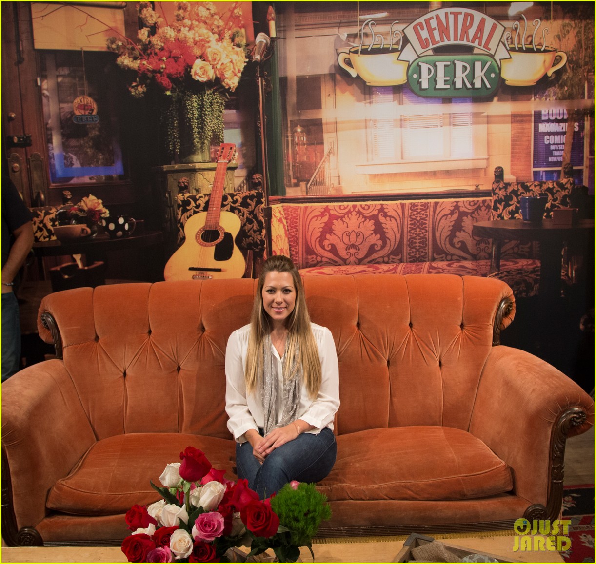 Colbie Caillat Sings 'Smelly Cat' at 'Friends' Central Perk Shop: Photo ...