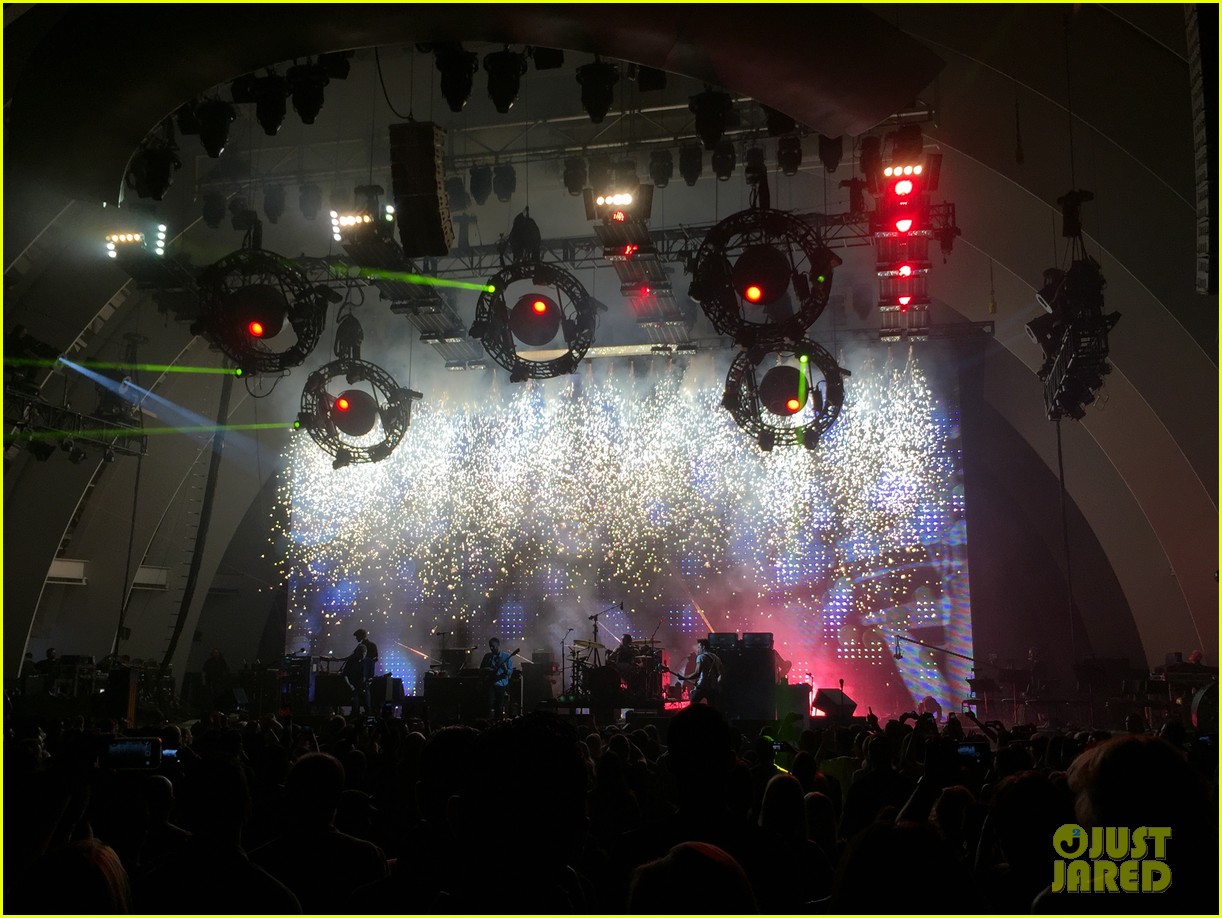 Caleb & Jared Followill Get Love & Support From Their Supermodel Wives ...