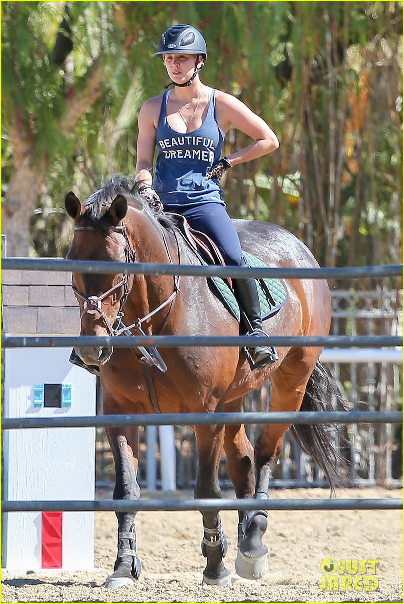 Kaley Cuoco's Brilliant 'Shark Tank' Idea: Doggie Bibs!: Photo 3212307 ...