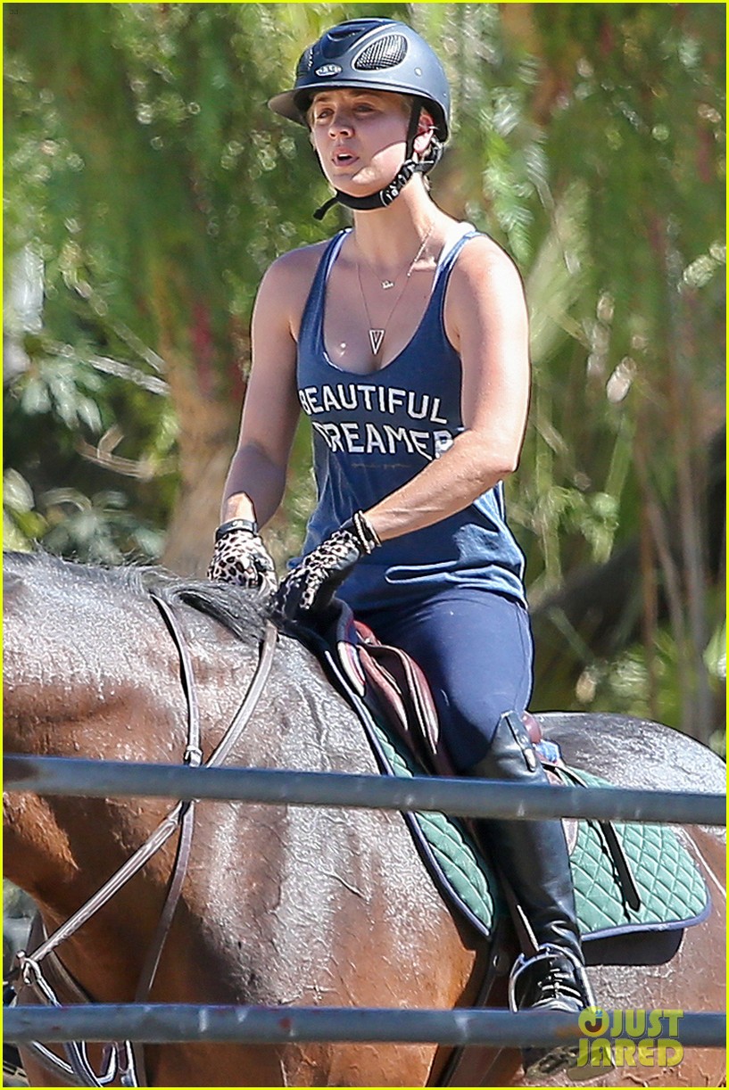 Kaley Cuoco's Brilliant 'Shark Tank' Idea: Doggie Bibs!: Photo 3212308 ...