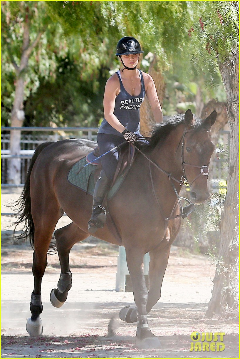 Kaley Cuoco's Brilliant 'Shark Tank' Idea: Doggie Bibs!: Photo 3212313 ...