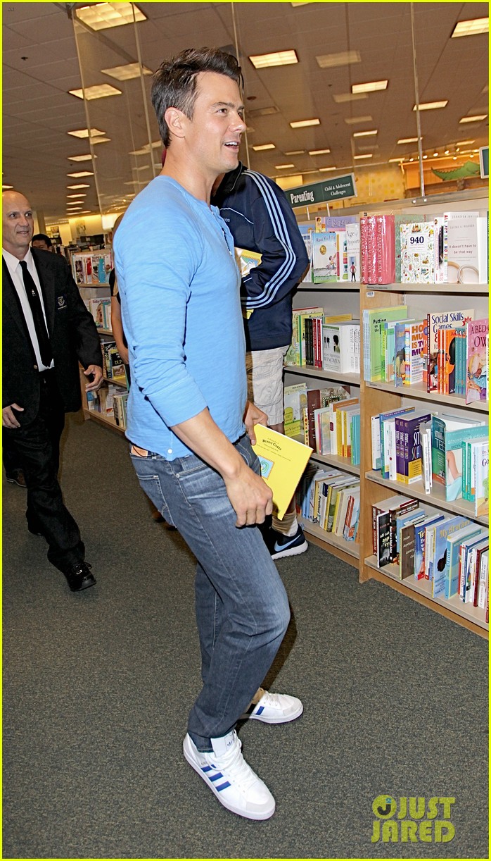 Josh Duhamel Reads 'Bunny Cakes' to Break a Reading Record: Photo ...