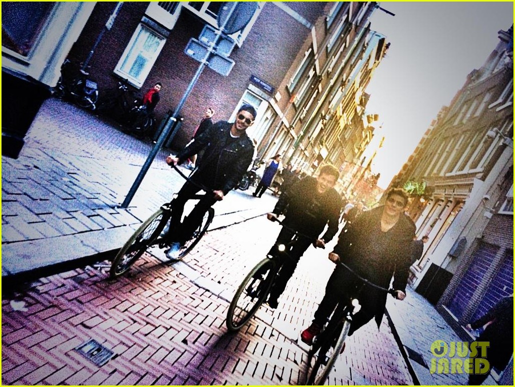 Zac Efron Spends Birthday in Europe with DJs Martin Garrix & Dillon ...