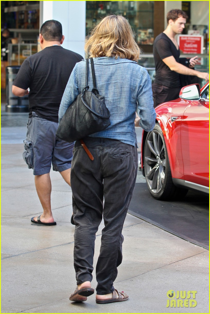 Jodie Foster Puts Fit Figure On Display For Breakfast: Photo 3211135 ...