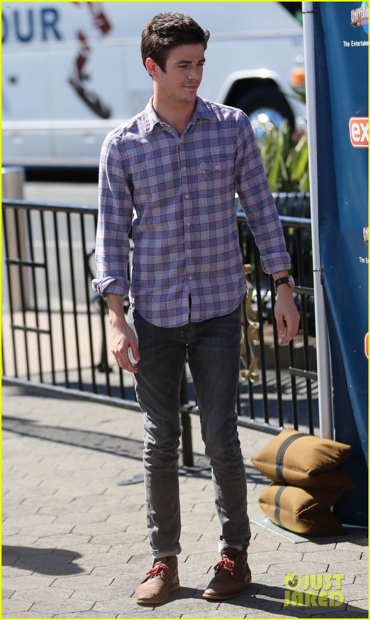 Grant Gustin Lifts Up His Shirt For 'Extra' Appearance!: Photo 3212556 ...