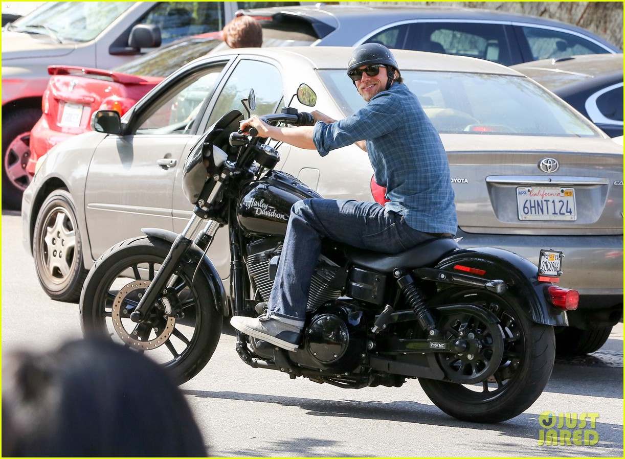 Charlie Hunnam Flashes His Gorgeous Smile on a Coffee Run: Photo ...