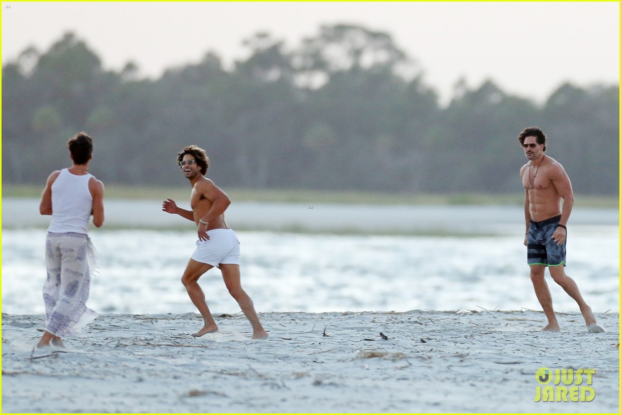 Joe Manganiello & Matt Bomer Show Off Buff Bods in 'Magic Mike XXL' Beach Football Scenes: Photo ...