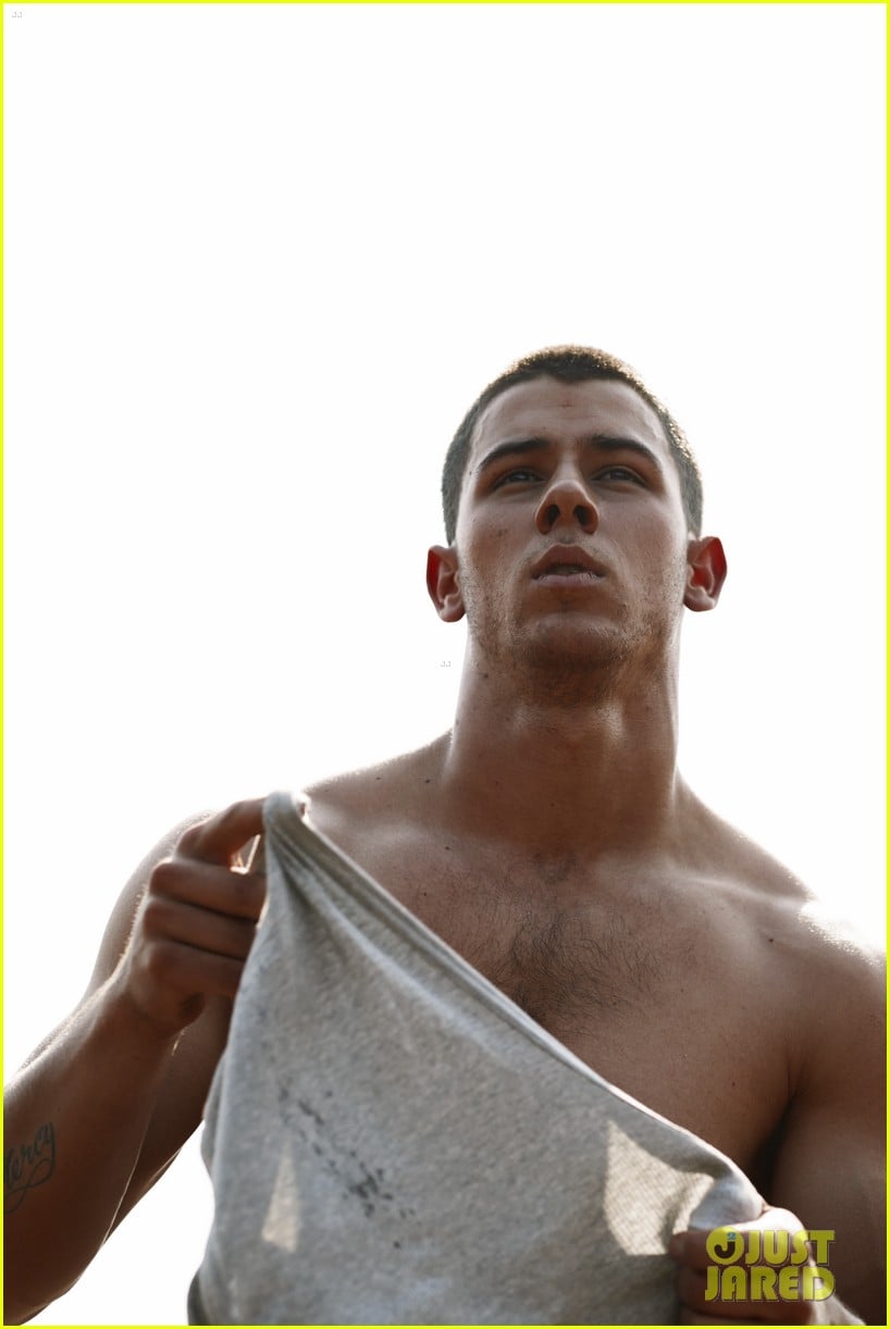 Nick Jonas' Shirtless Rock Hard Body Is Insane - See His 'Details ...