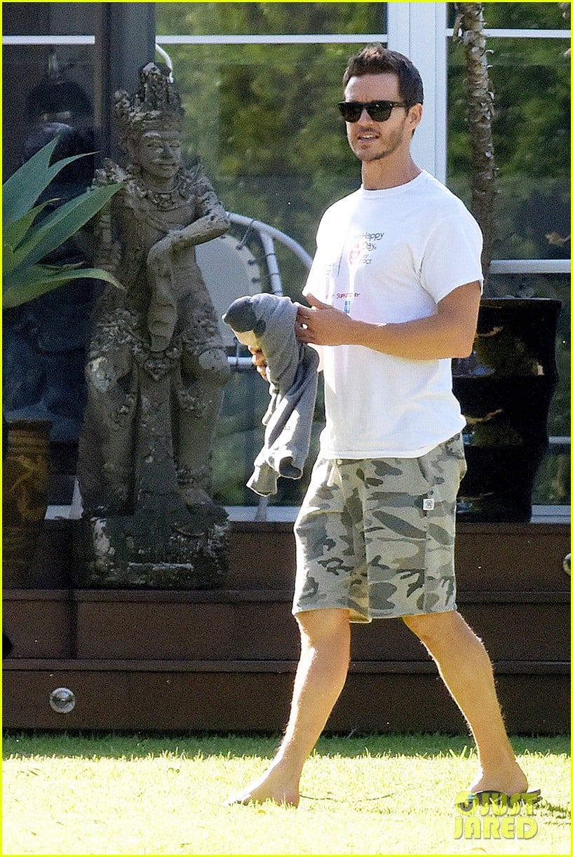 Ryan Kwanten Shows Off Amazing Shirtless Body in Australia: Photo ...