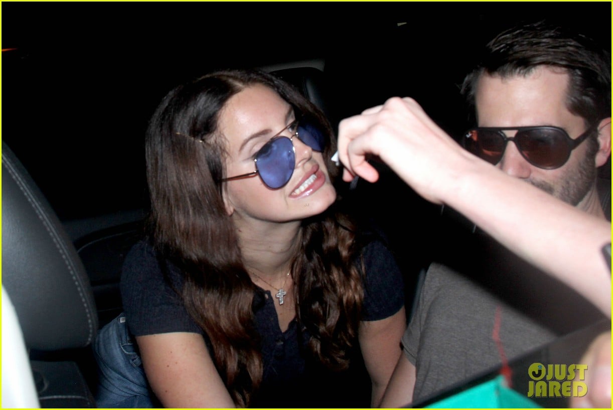 Lana Del Rey Gets Completely Surrounded By Fans at the Airport: Photo ...