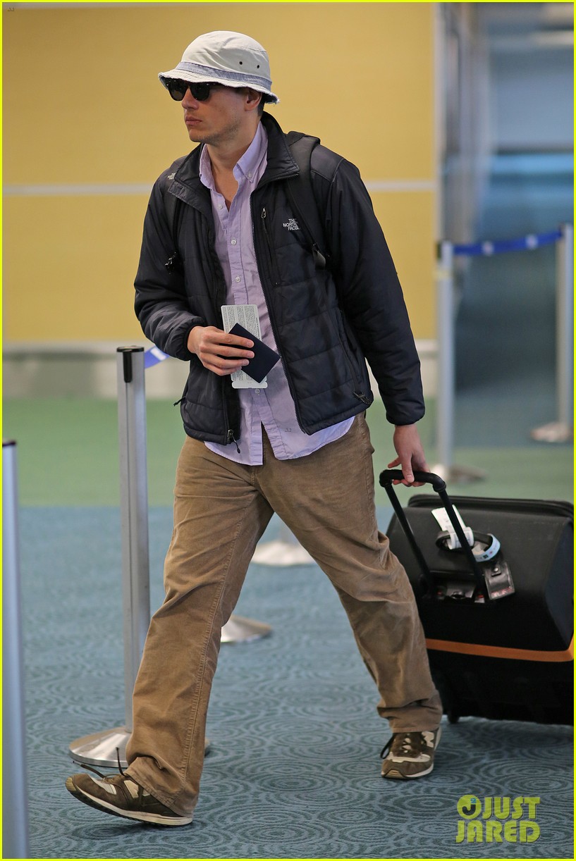 Wentworth Miller & Dominic Purcell Leave Vancouver in a 'Flash': Photo ...