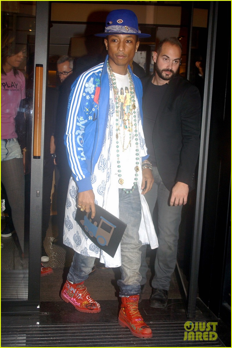 Pharrell Williams Sports Dark Eyeliner After 'Voice' News: Photo ...