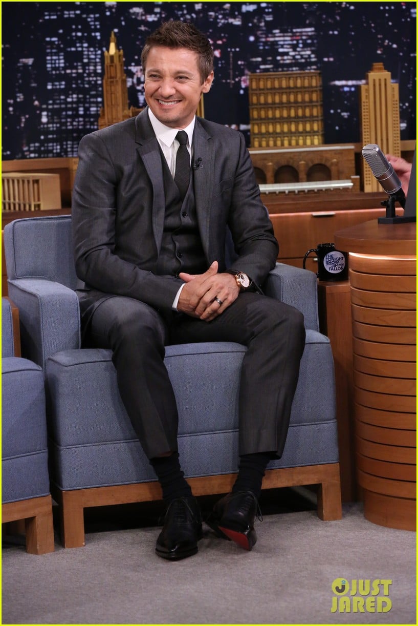 Jeremy Renner Shares His Funniest Photos on the 'Tonight Show' - Watch ...