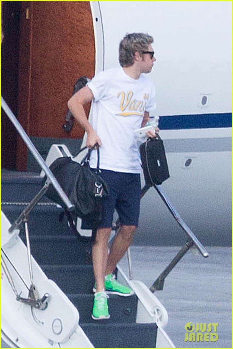 One Direction's Harry Styles Helps a Man Propose at His Concert: Photo ...