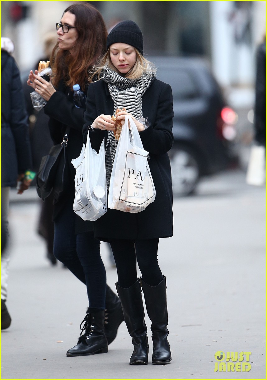 Amanda Seyfried Does as the Parisians Do & Snacks on a Baguette!: Photo ...