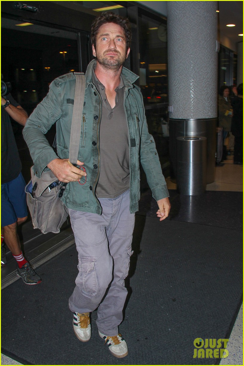Gerard Butler Catches a Flight with a Brunette Companion: Photo 3238745 ...