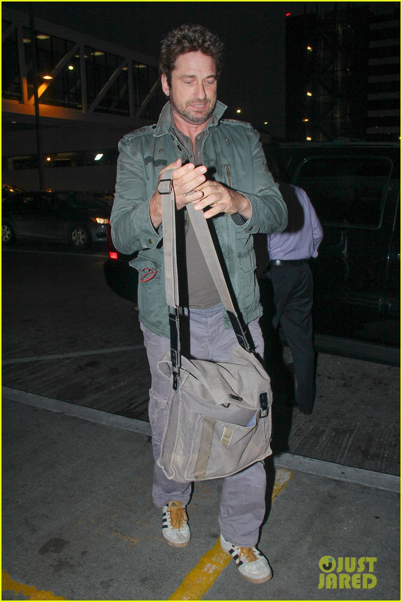 Gerard Butler Catches a Flight with a Brunette Companion: Photo 3238749 ...