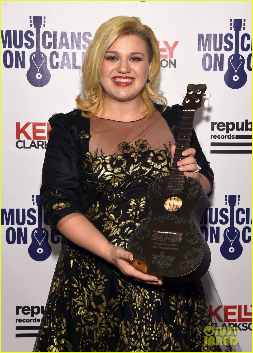 Kelly Clarkson Rocks Out with Mini Guitar for Musicians on Call: Photo ...