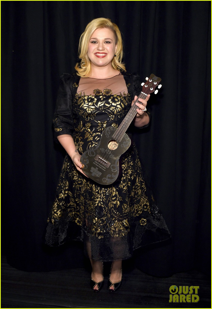 Kelly Clarkson Rocks Out with Mini Guitar for Musicians on Call: Photo ...