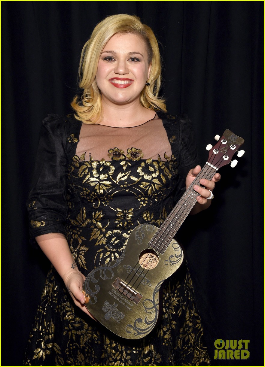 Kelly Clarkson Rocks Out with Mini Guitar for Musicians on Call: Photo ...