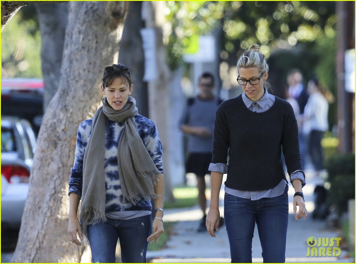 Jennifer Garner Goes All Natural & Fresh Faced While Out with a Pal ...