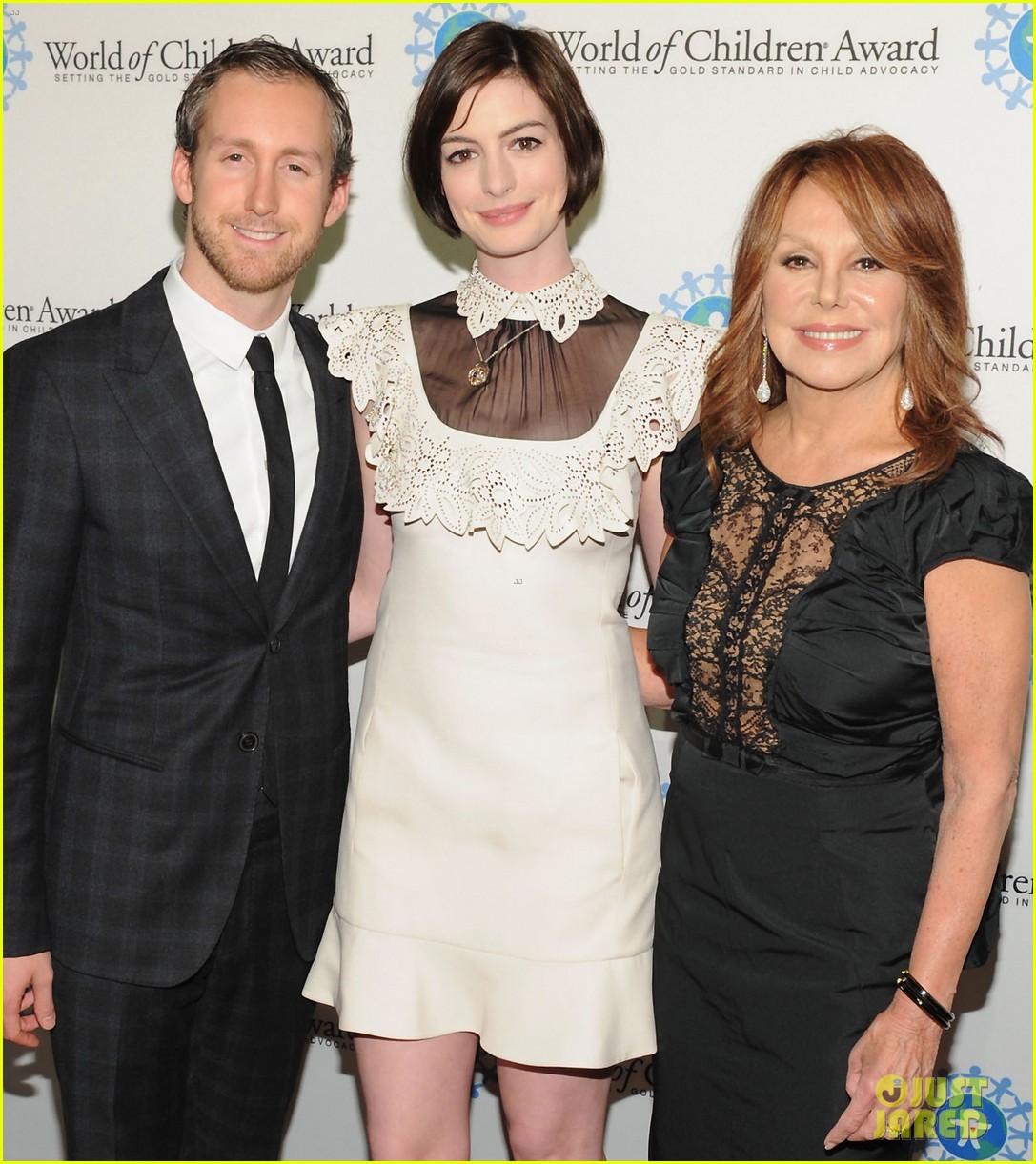 Anne Hathaway & Hubby Adam Shulman Celebrate with Honorees at World of ...