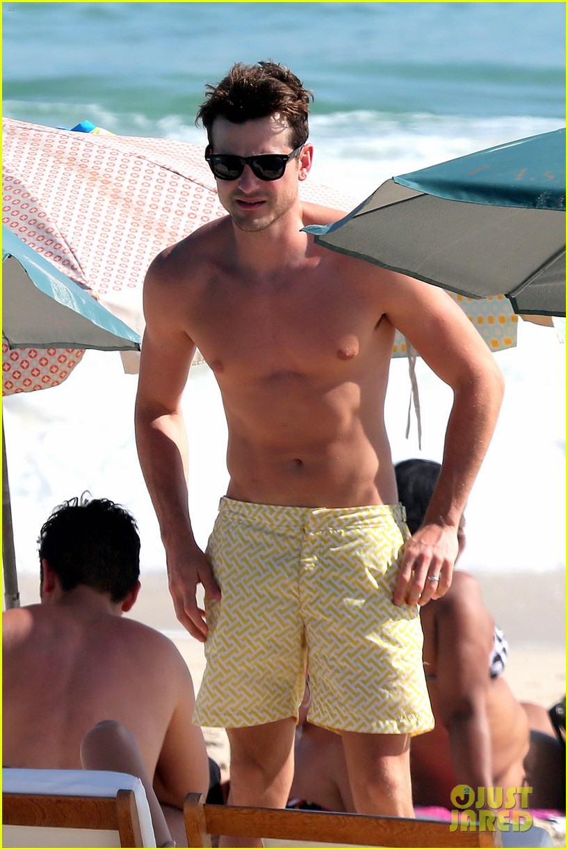 Kings of Leon's Jared Followill Has a Shirtless 'Baywatch' Moment on ...