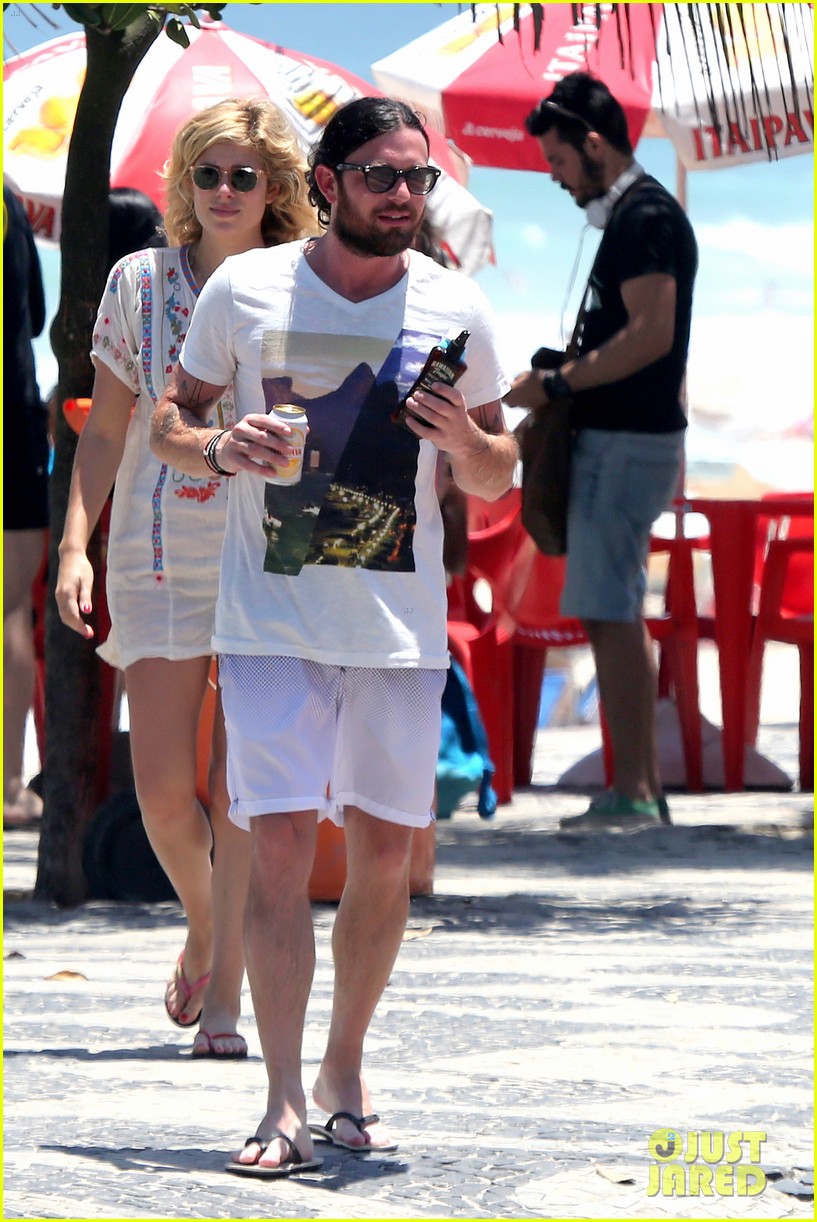 Kings of Leon's Jared Followill Has a Shirtless 'Baywatch' Moment on ...