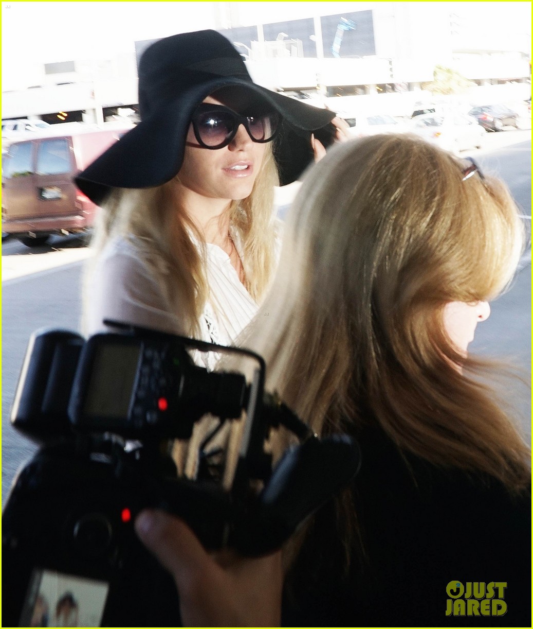 Kesha Flies Out of Town Ahead of the Thanksgiving Holiday!: Photo ...