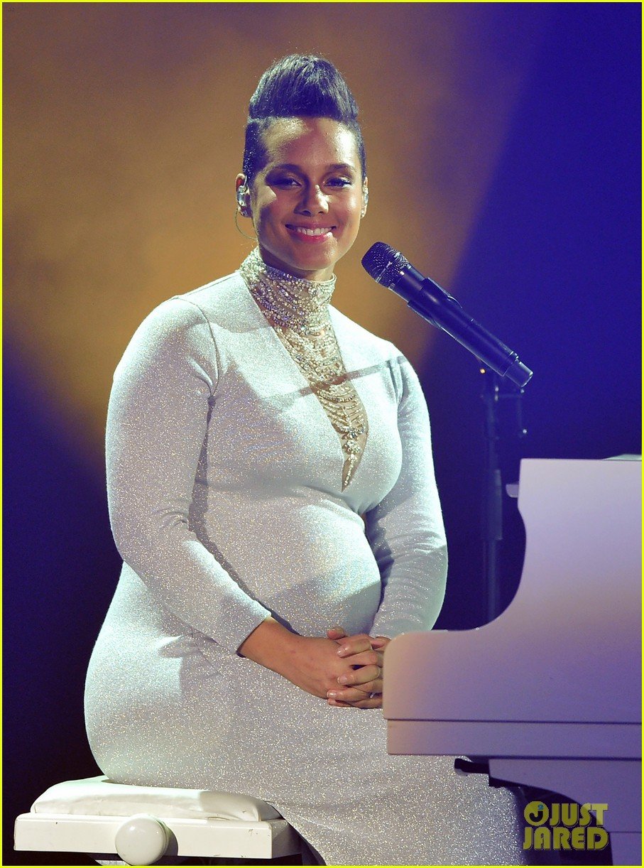 Pregnant Alicia Keys Embraces Her Baby Bump During MTV EMAs 2014 ...