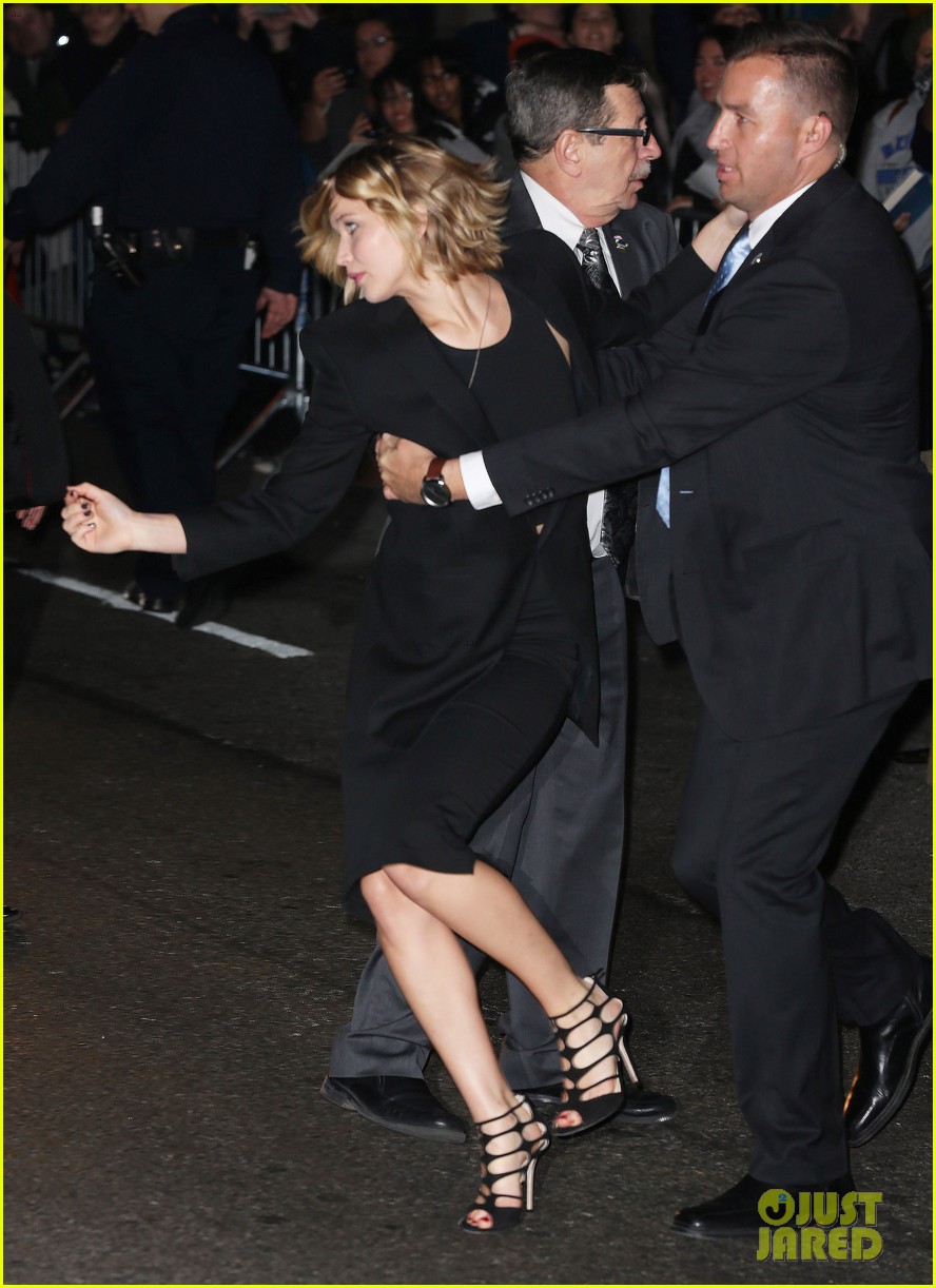 Jennifer Lawrence Rushes to Safety After Fans Knock Down Barricade ...