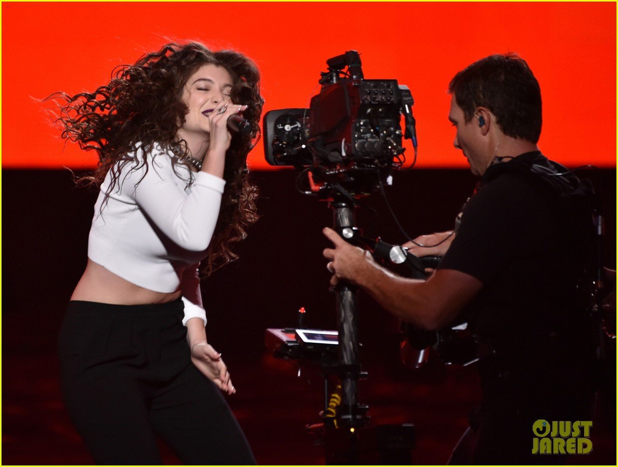 Lorde Dances Her Way Through 'Yellow Flicker Beat' Performance at AMAs ...
