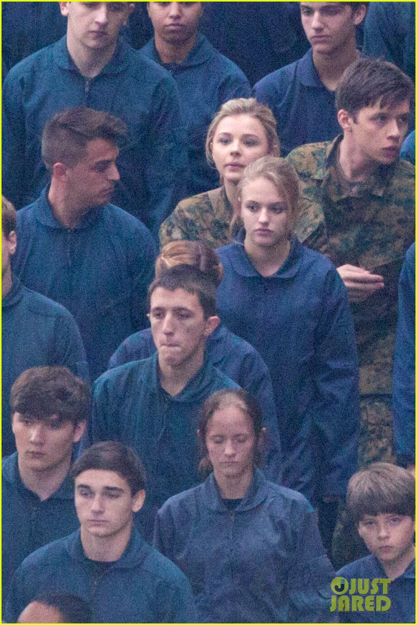 Chloe Moretz Is Surrounded by Blue on 'Fifth Wave' Set!: Photo 3249982 ...