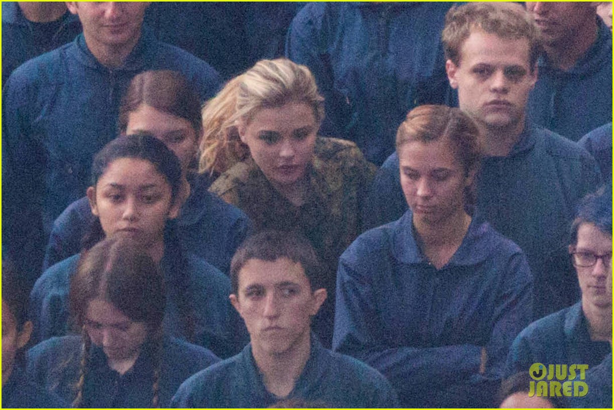 Chloe Moretz Is Surrounded by Blue on 'Fifth Wave' Set!: Photo 3249983 ...