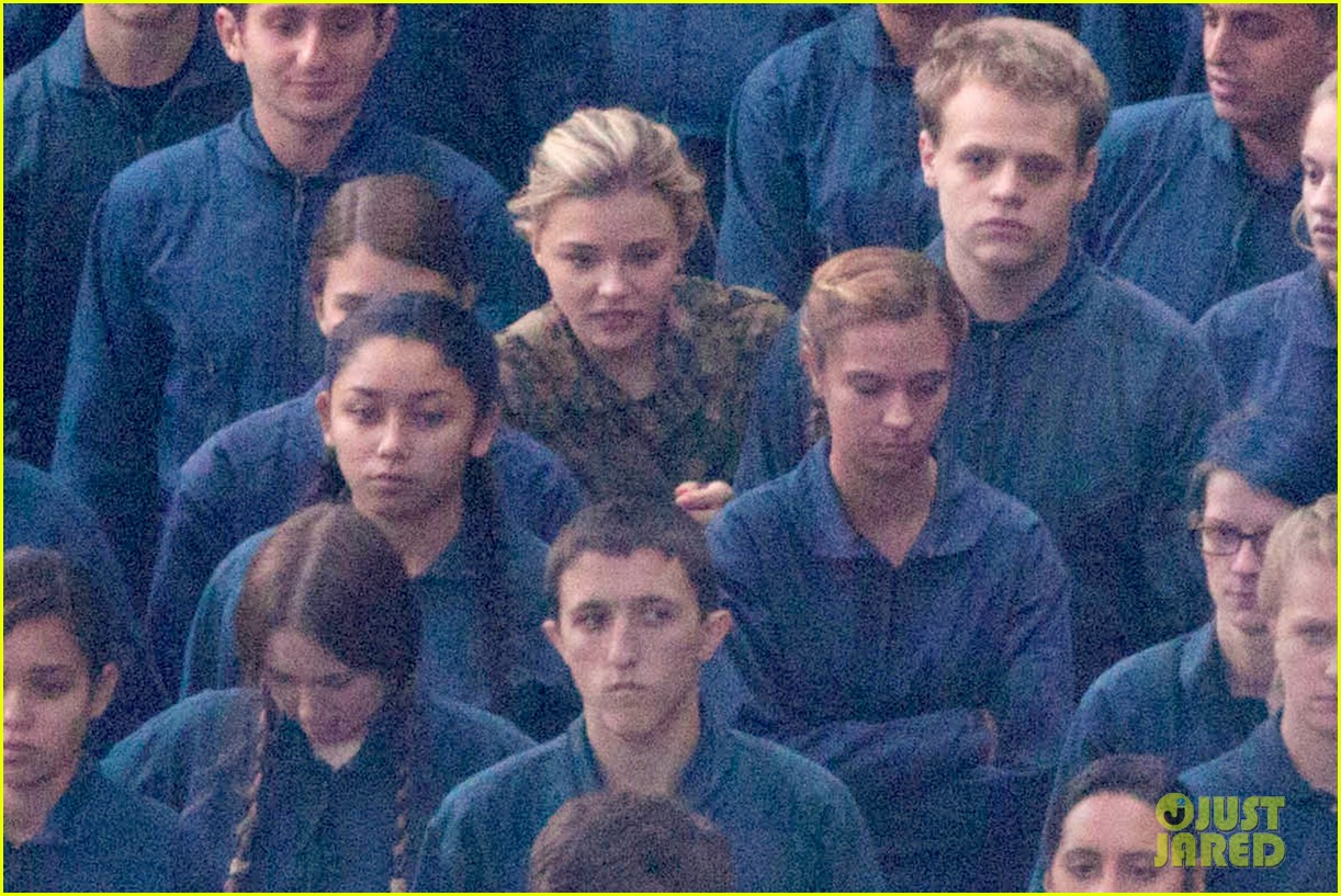 Chloe Moretz Is Surrounded by Blue on 'Fifth Wave' Set!: Photo 3249987 ...