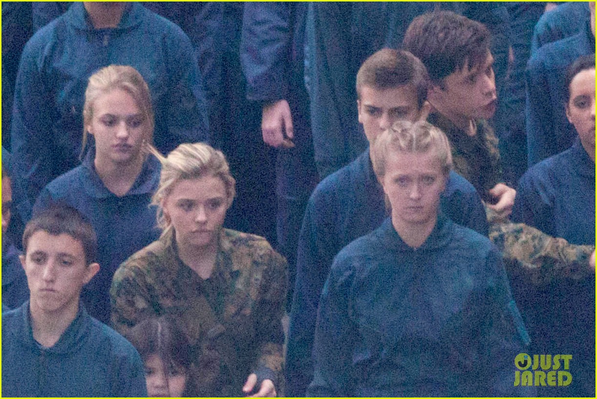 Chloe Moretz Is Surrounded by Blue on 'Fifth Wave' Set!: Photo 3249991 ...
