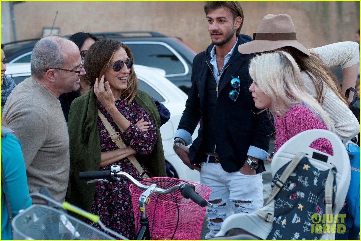 Sarah Jessica Parker Brings 'Hocus Pocus' with Her to Rome: Photo ...