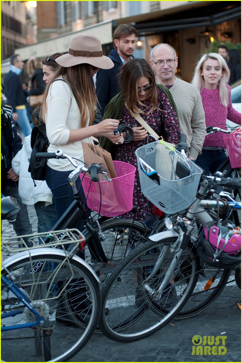 Sarah Jessica Parker Brings 'Hocus Pocus' with Her to Rome: Photo ...