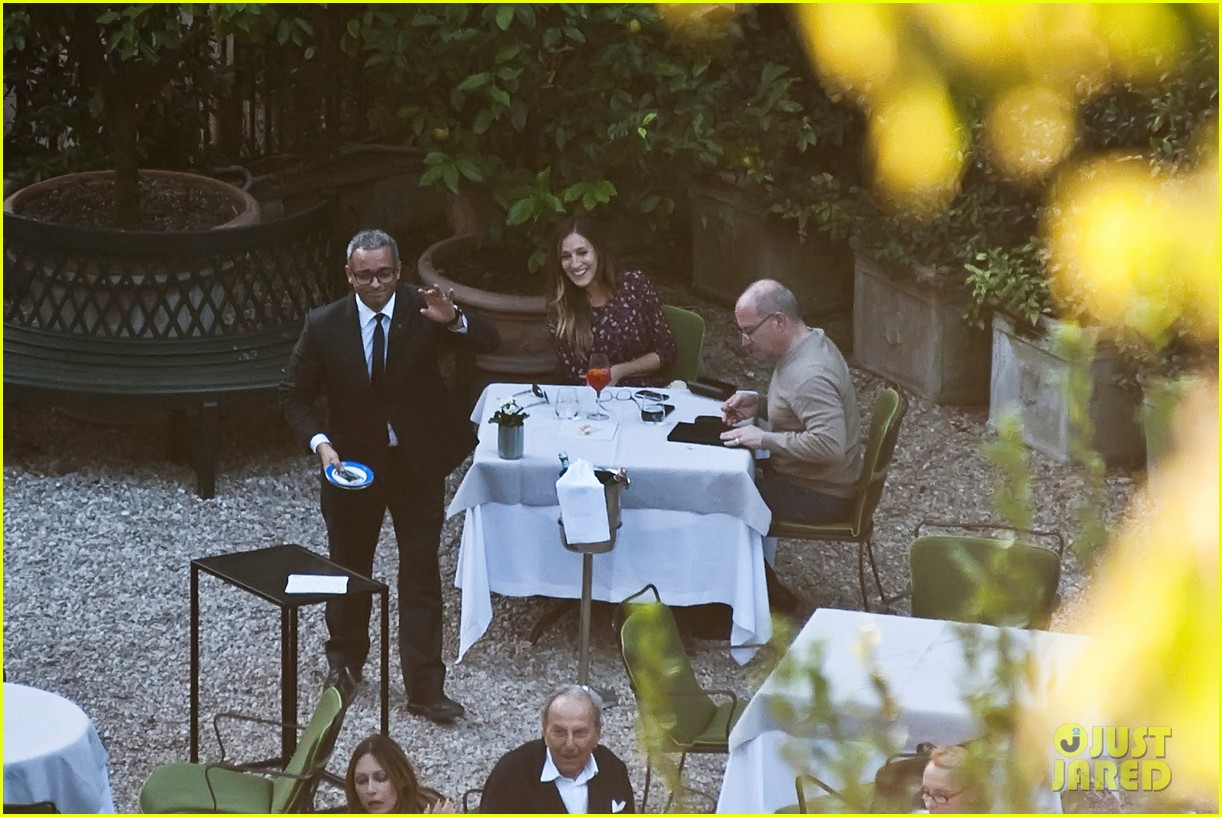 Sarah Jessica Parker Brings 'Hocus Pocus' with Her to Rome: Photo ...