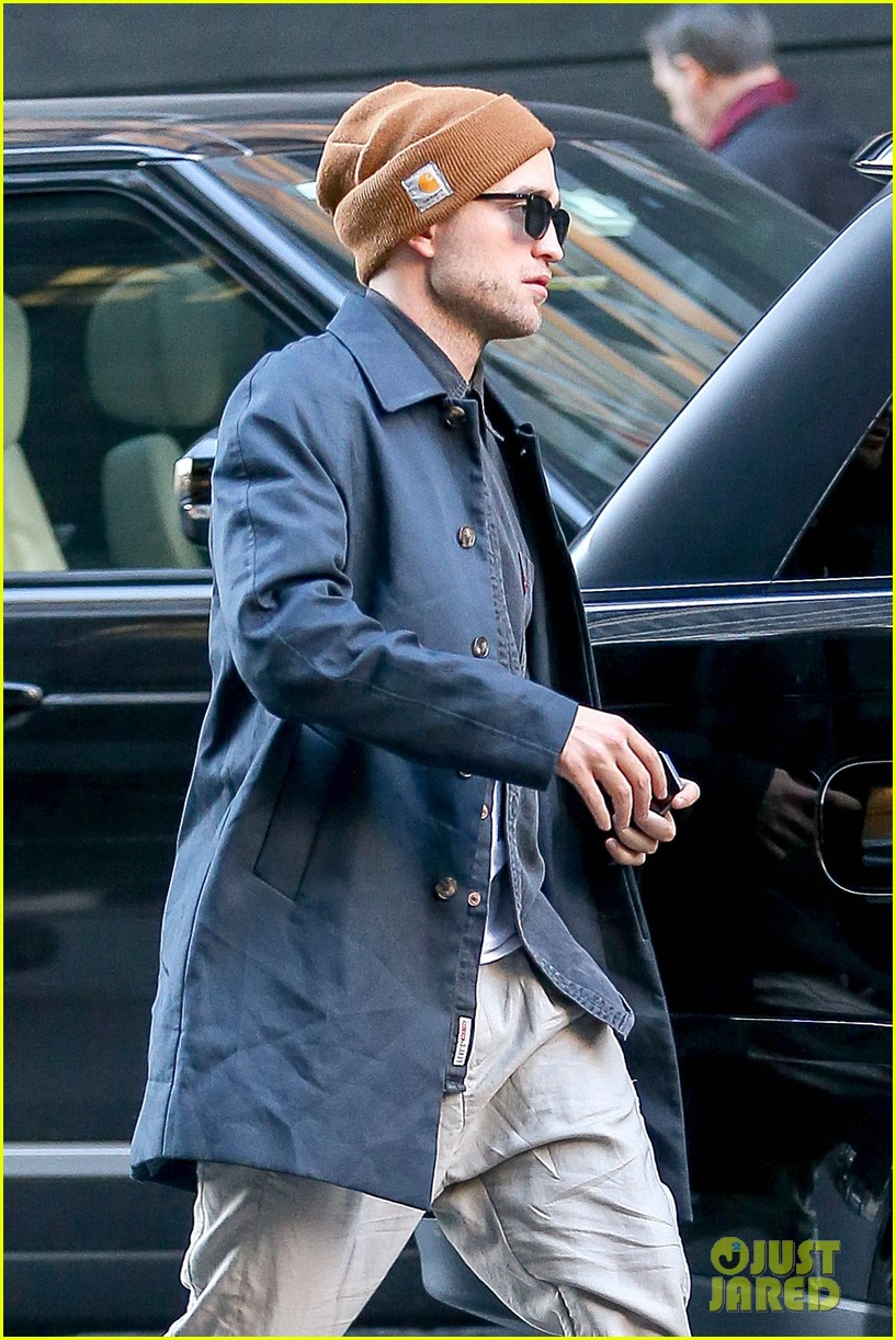 Robert Pattinson & FKA twigs Are a Beanie & Sunglasses Pair in NYC ...