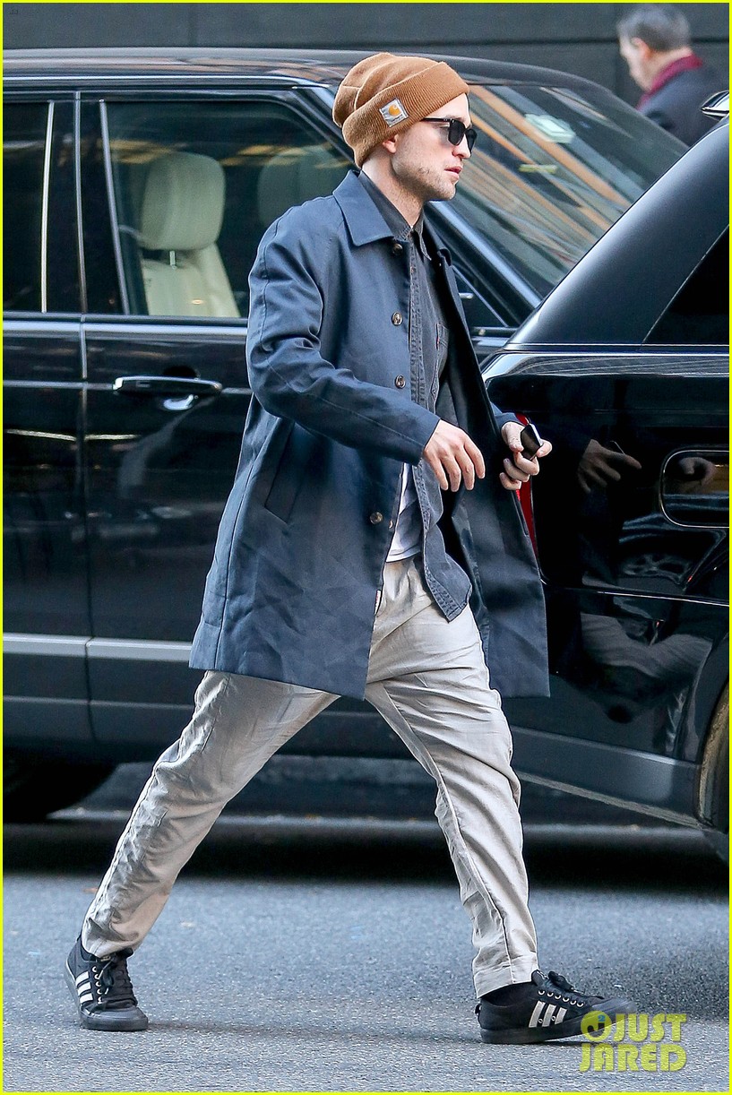 Robert Pattinson & FKA twigs Are a Beanie & Sunglasses Pair in NYC ...