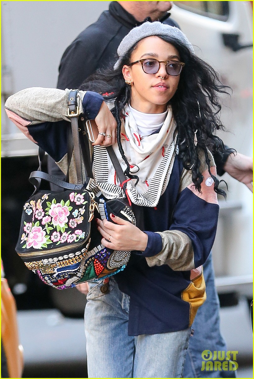 Robert Pattinson & FKA twigs Are a Beanie & Sunglasses Pair in NYC ...
