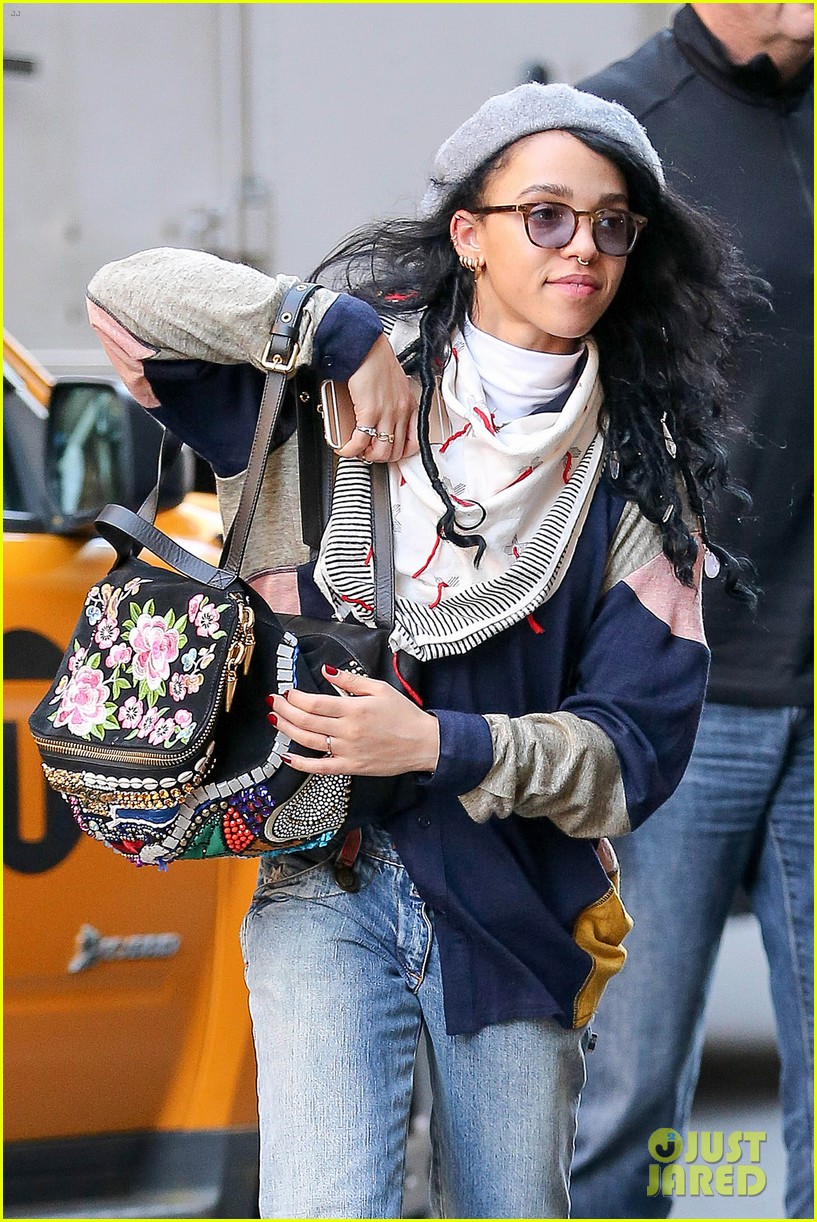 Robert Pattinson & FKA twigs Are a Beanie & Sunglasses Pair in NYC ...