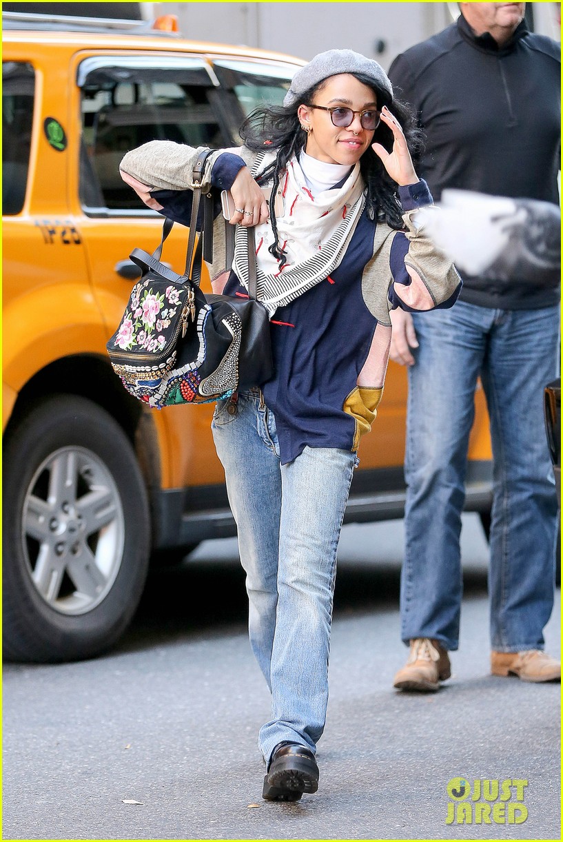 Robert Pattinson & FKA twigs Are a Beanie & Sunglasses Pair in NYC ...