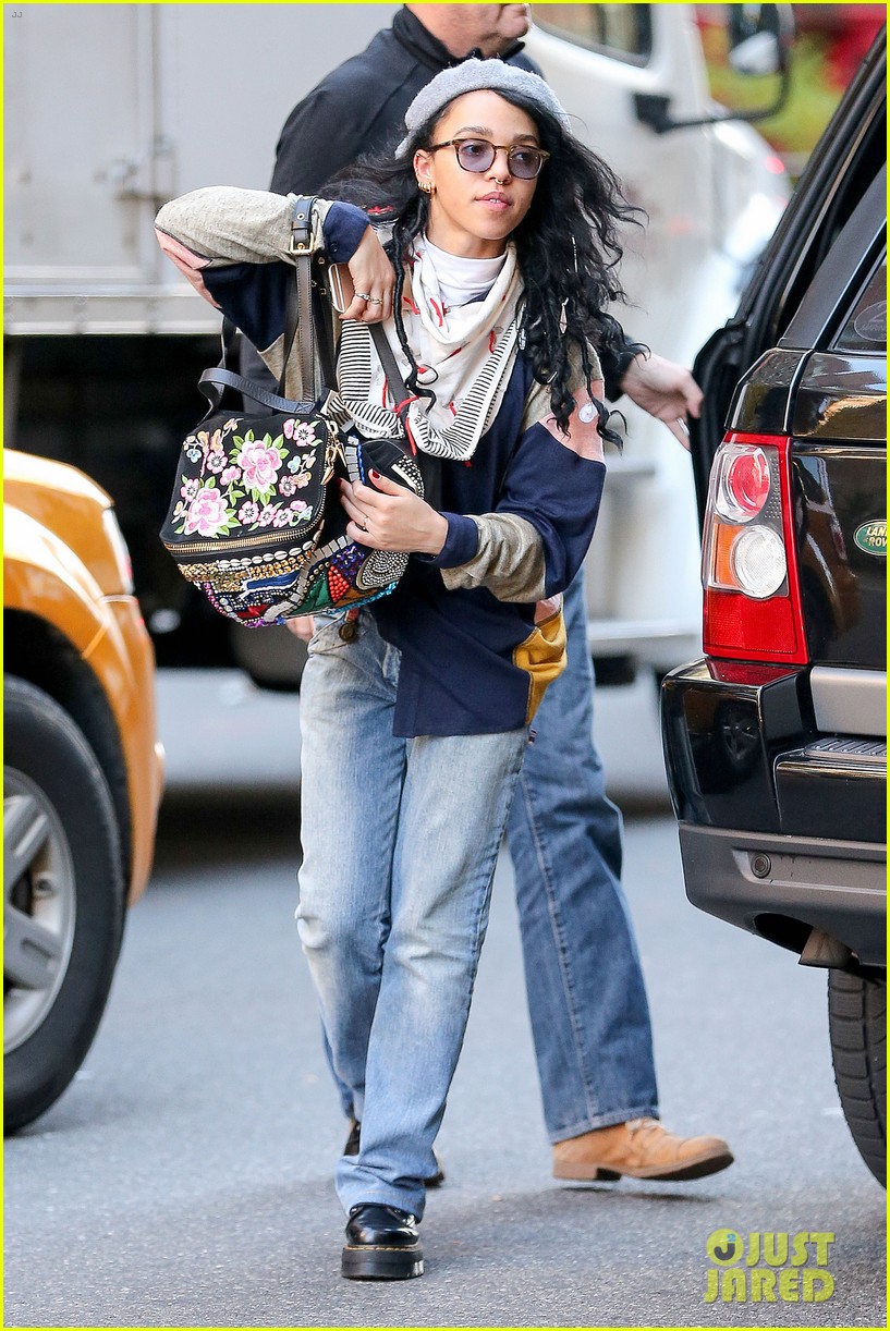 Robert Pattinson & FKA twigs Are a Beanie & Sunglasses Pair in NYC ...